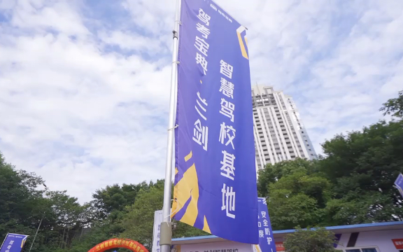 武汉首家Ai智慧驾校,机器人教练,VR考场模拟器