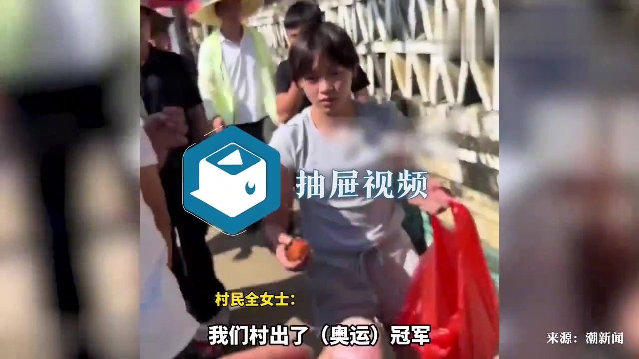 全红婵老家迎大批游客,村民扎堆在全红婵家门口摆摊:日入七八百