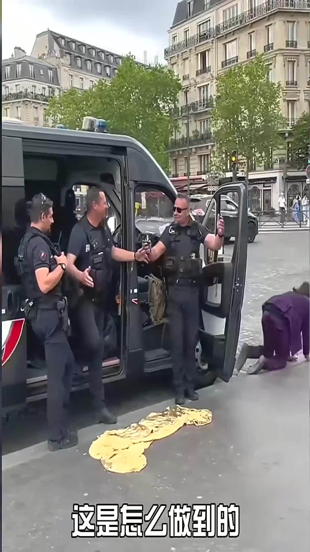 只是一个简单的魔术表演,确给人们带来许多的快乐