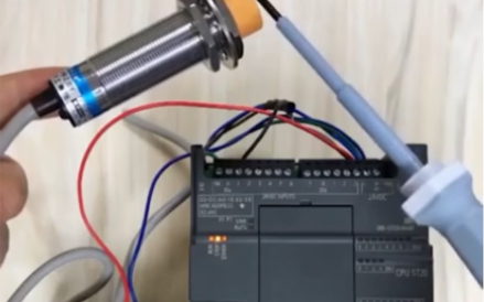 西门子200smart 如何与pnp接近开关接线
