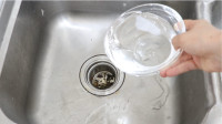 厨房下水道容易堵塞?家政阿姨教个窍门,方法简单又实用,真厉害