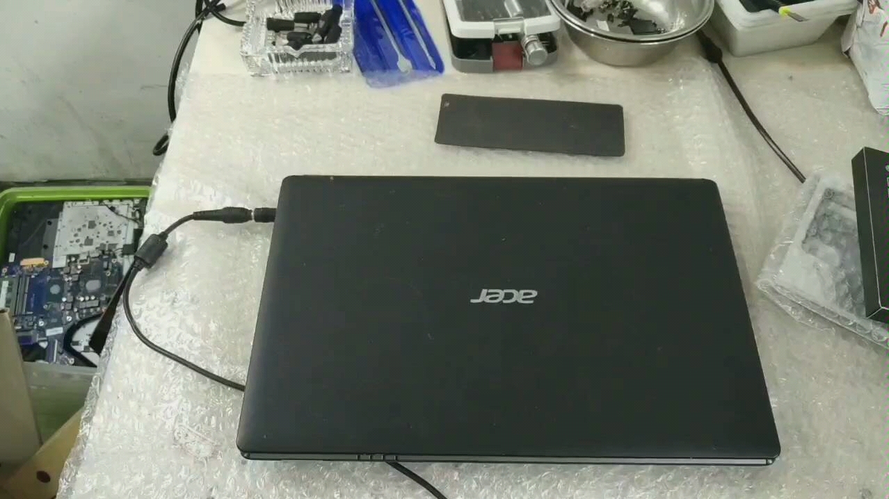 八年左右的老笔记本电脑,升级固态硬盘和清灰后运行速度可以飞。