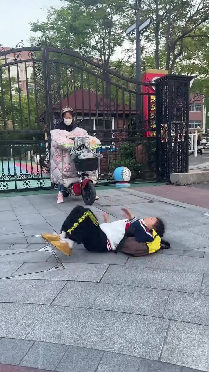 幼儿园小朋友放学展示武术 动作行云流水一气呵成