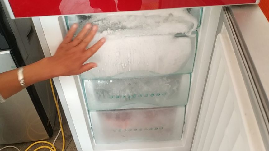 冰箱冷冻特别厉害,抽屉拉不开,原来就因为这道缝隙