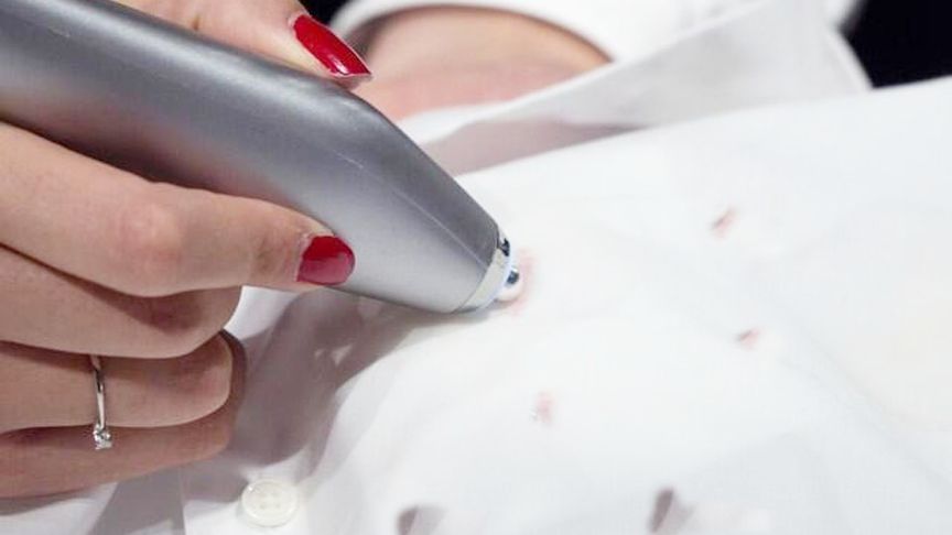 神奇去污笔:衣服上脏了一涂就没了,这辈子都不用洗衣服了!