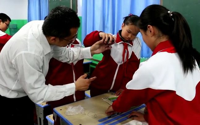 1小学科学《地球引力》课堂实录