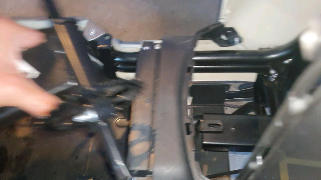 给电动车安装72V32A电池箱子