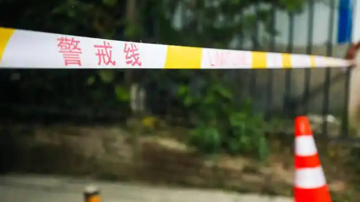 辽宁绥中发生重大刑案,行凶男子穿拖鞋逃跑,警方悬赏6万元协查,当地...