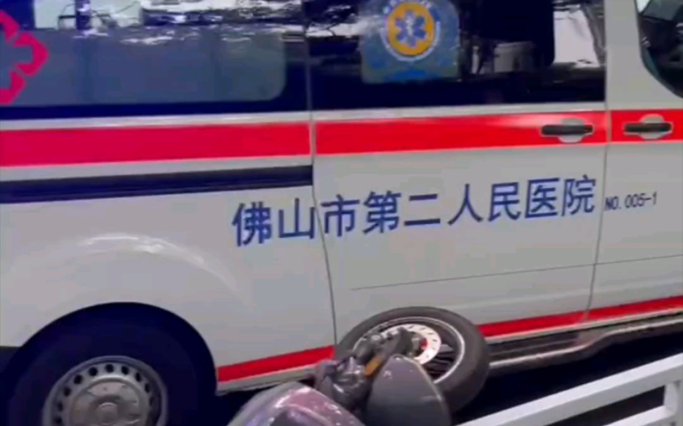 穿着拖鞋开的宝马把人撞飞,交通安全意识呢?地点:佛山