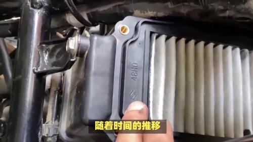 2017款大众朗逸空气滤芯更换,手把手教你省钱保养,这些细节别忽略!