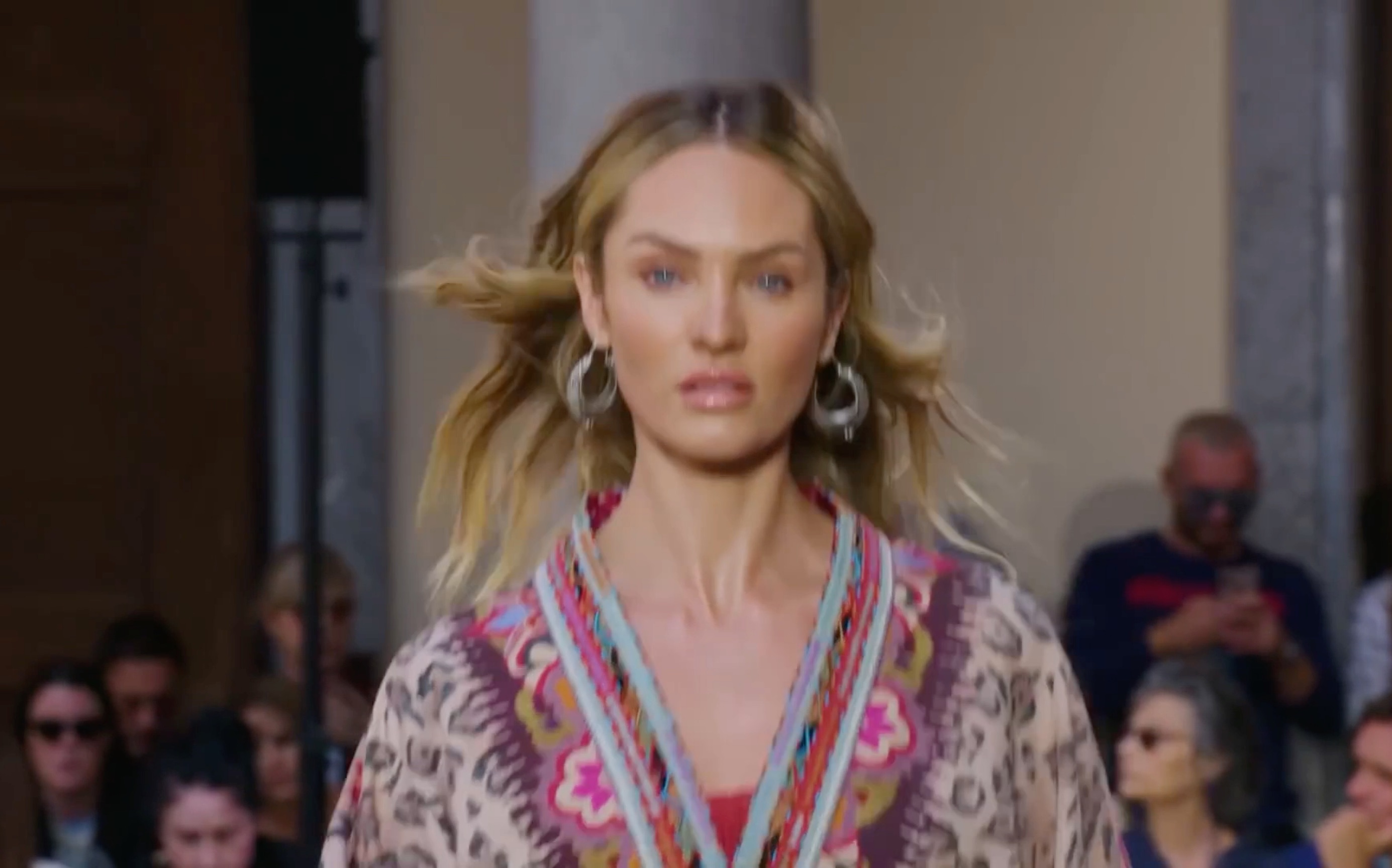 ...普尔Candice Swanepoel与Vogue合作的走秀全景记录片【中文译制】