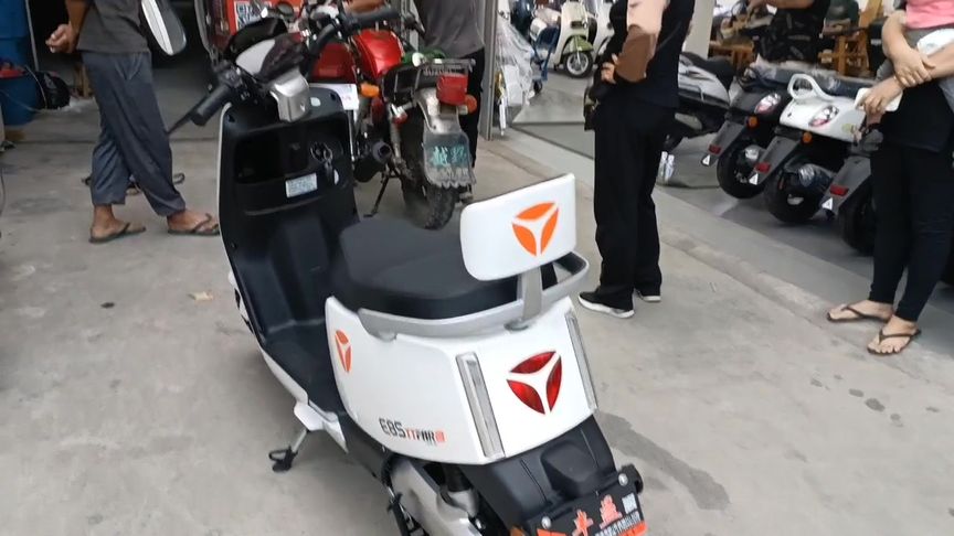 雅迪电动车ߛ� 冠能E8