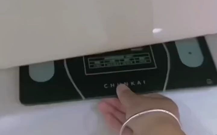 1357_智能蓝牙体脂秤,他是可以连接手机的,站上去就能上传身体的...