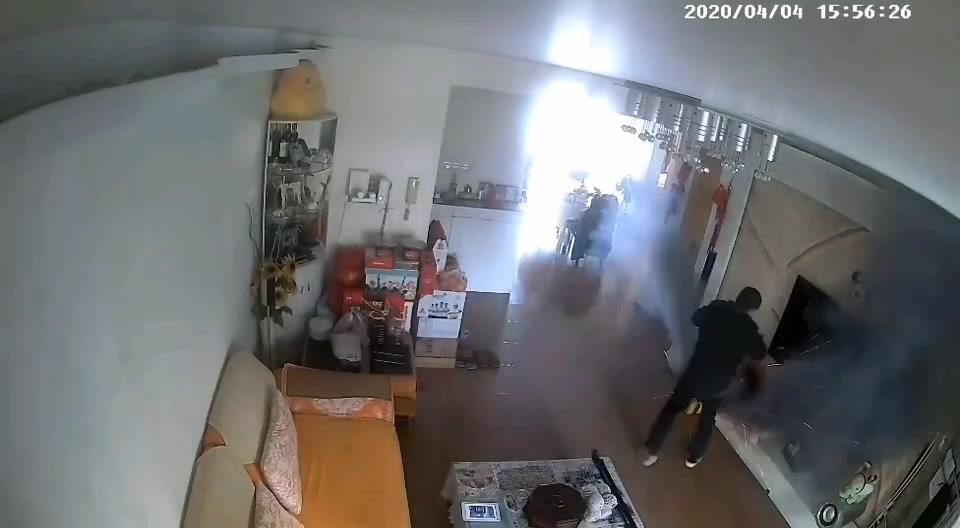 看完这段视频,你还敢在室内给电动车电源充电吗?#dou是知识点 #为你...