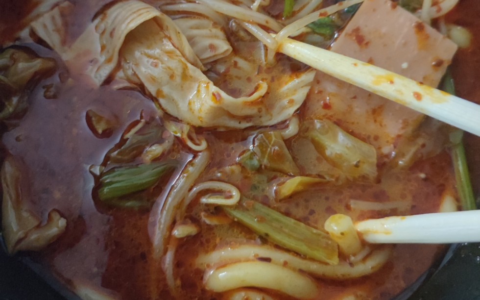 中午起来吃刘文祥大碗麻辣烫,太香了,特别辣