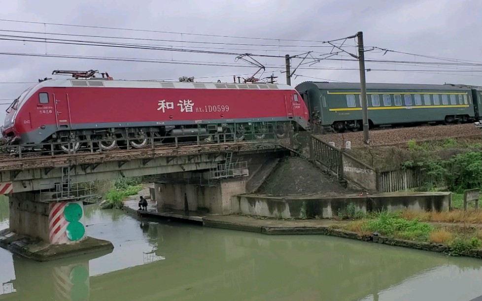 准备停靠昆山站的Z303次交汇全速通过的Z268次