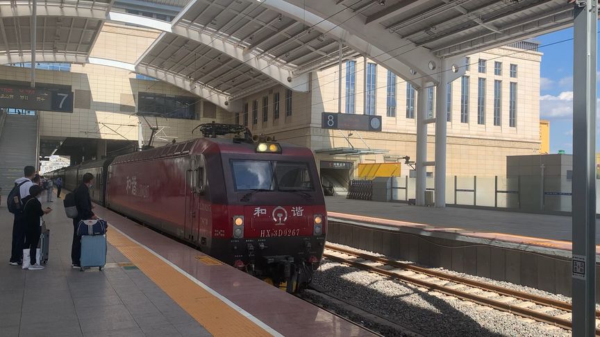 T175次(北京西—西宁)特快列车驶入保定站7号站台