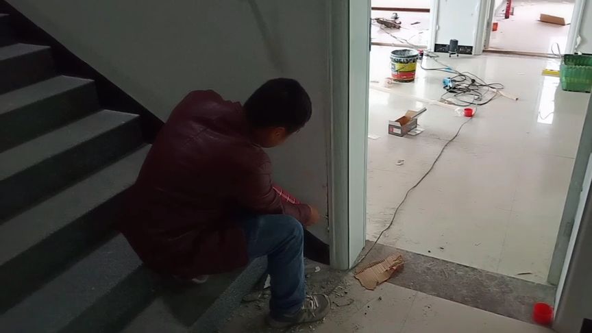 房屋装修,安装卧室门不用木工也可以搞定…