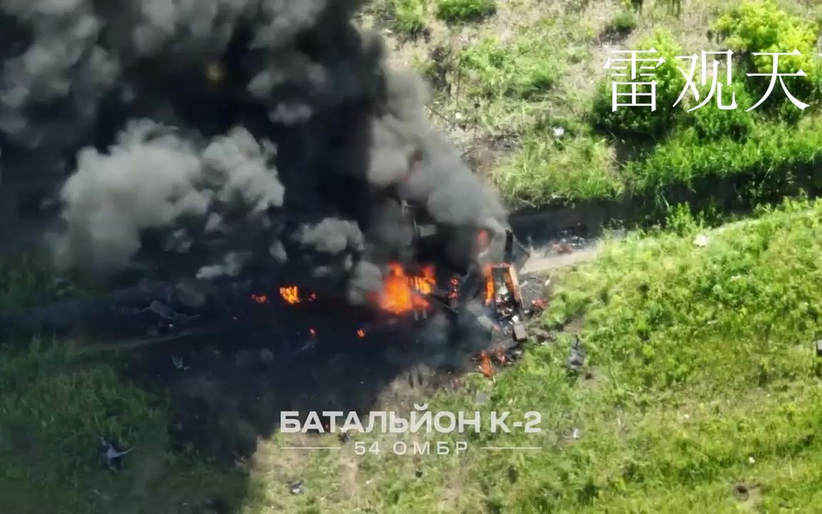 点背,乌军发现一辆俄军伪装失败的军用卡车,将其炸毁并喊话俄军士兵...