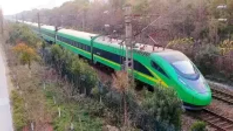 16节编组的绿巨人列车 京杭动集0D718次车体回送去杭州站发车