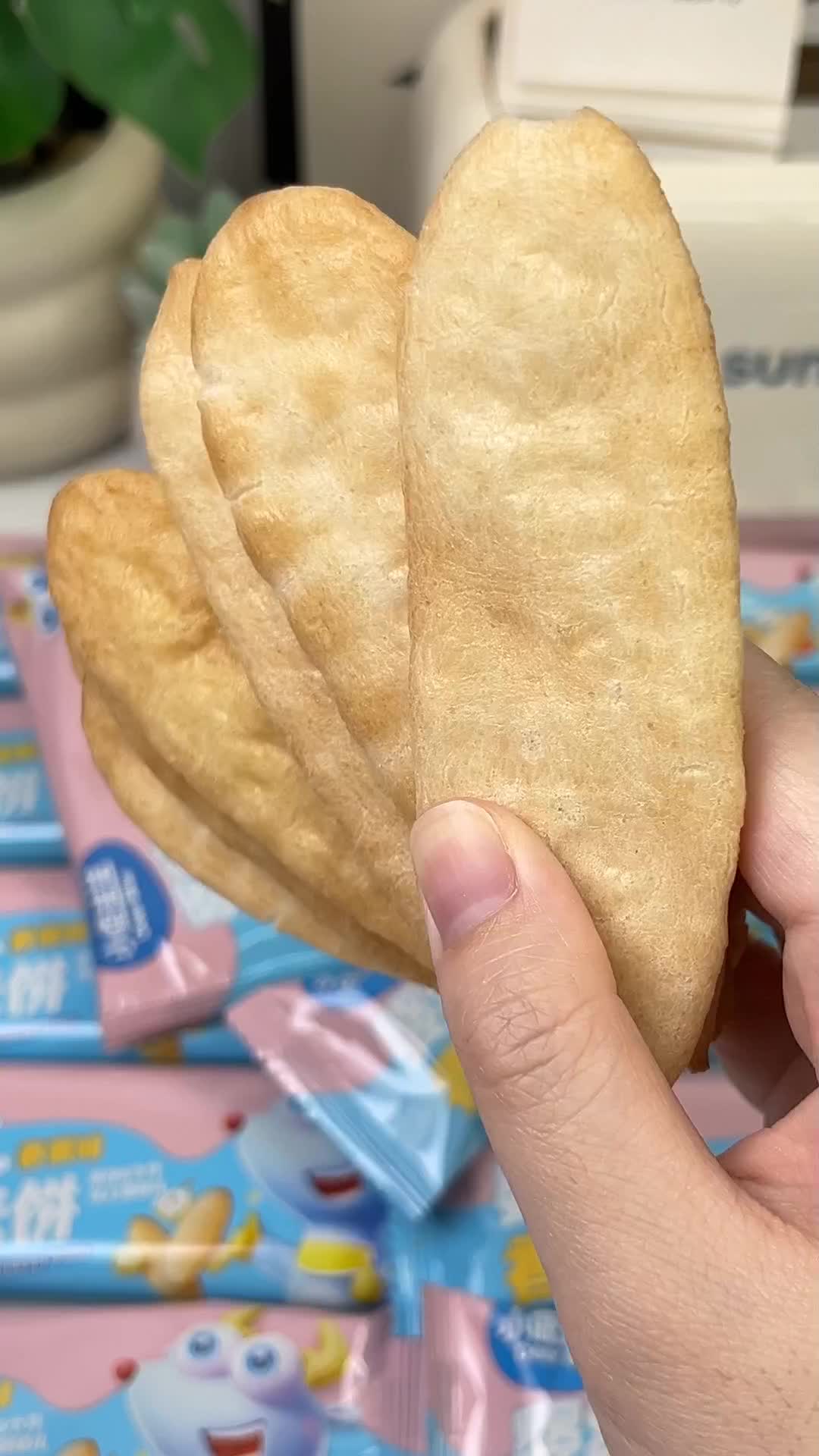 刚添辅食的崽,牙龈痒得整夜哭,咬手咬玩具还不安全…直到挖到小鹿...