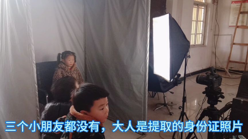 带小孩子去办社会保障卡,拿户口本登记信息拍个照片就行了