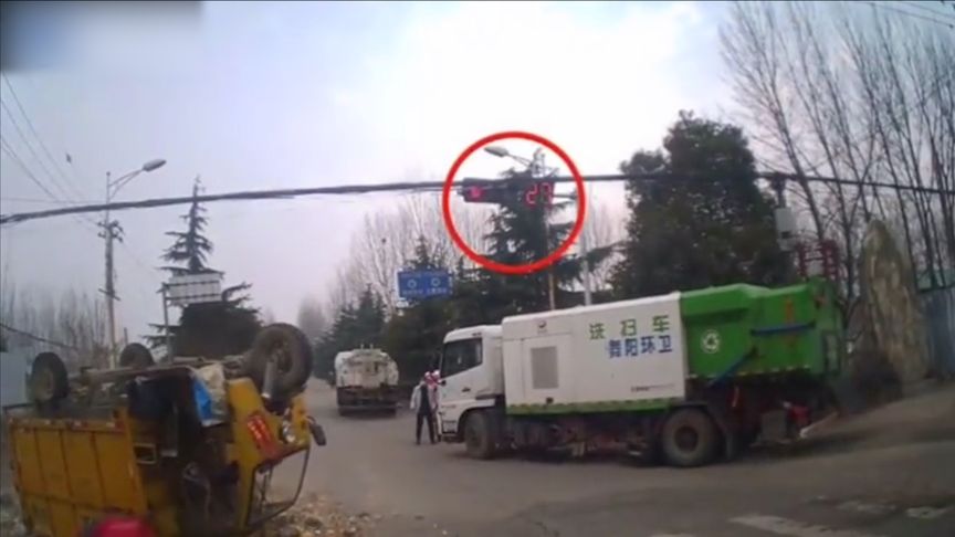 漯河一环卫工无证驾驶无牌三轮闯红灯被撞,交警:三轮全责