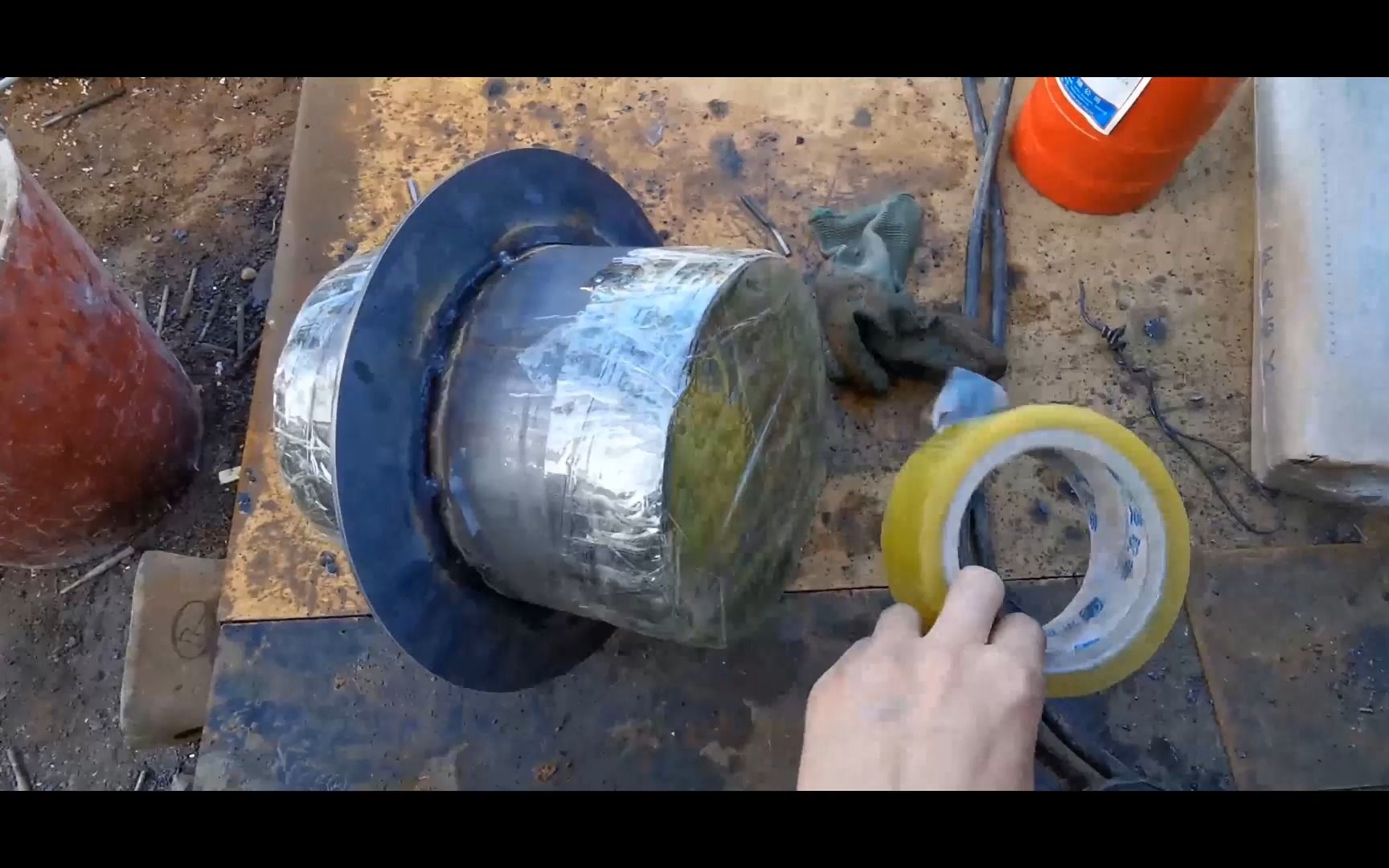 钢套管管口用透明胶带缠绕技巧和钢套管焊接方式.mp4