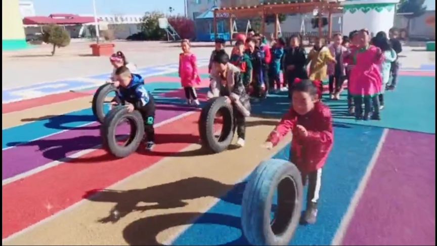 幼儿园户外游戏《滚动吧轮胎》满满是小时候的回忆