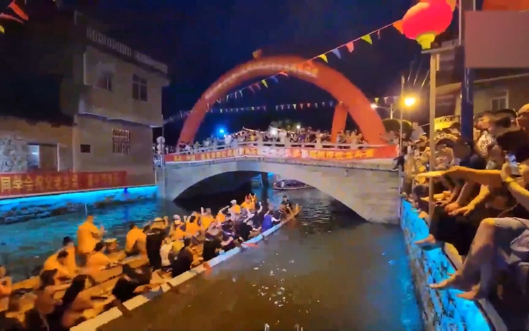 福建福州市长乐区三溪村的端午夜赛龙舟