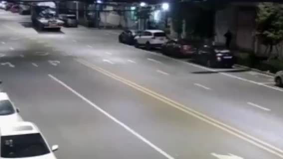 醉驾、超速不戴头盔,摩托车骑手撞上故障牵引车后当场丧命。不管...