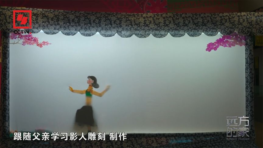 两个人都要忙个不停,好看的皮影戏原来是这样表演