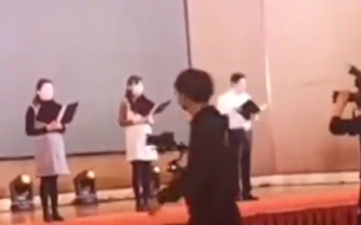 ...江苏苏州一公司组织团建活动,四名员工上台表扬诗歌朗诵《我爱上班...