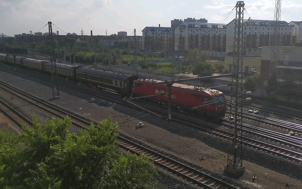 K1393次列车铁岭站鸣电笛发车