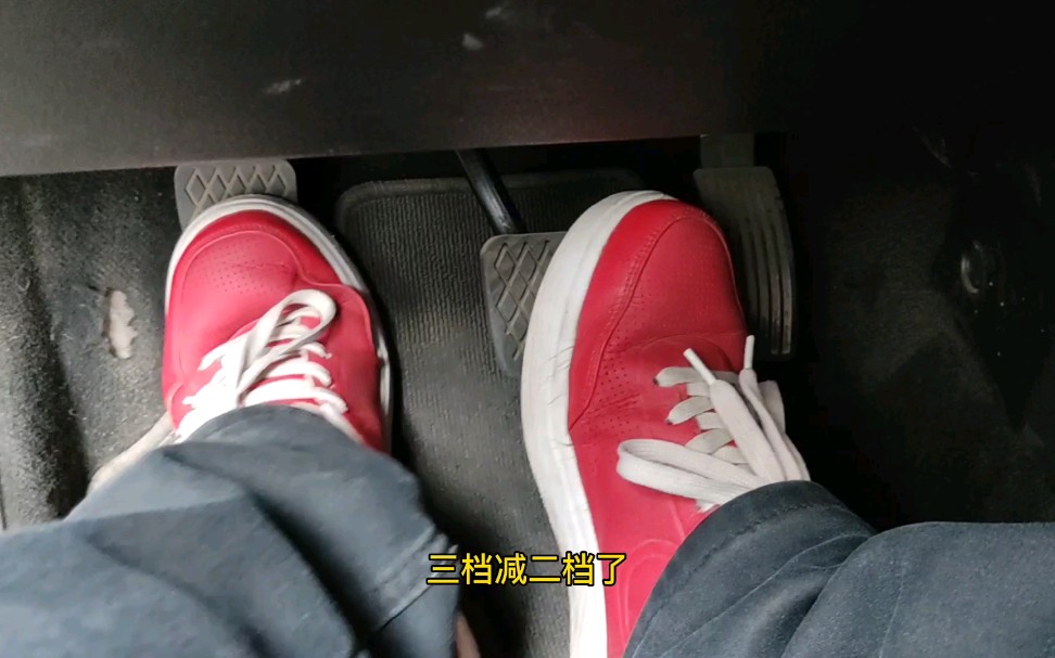 手动挡行驶中换挡的时候,离合快松还是慢松?老司机说一下