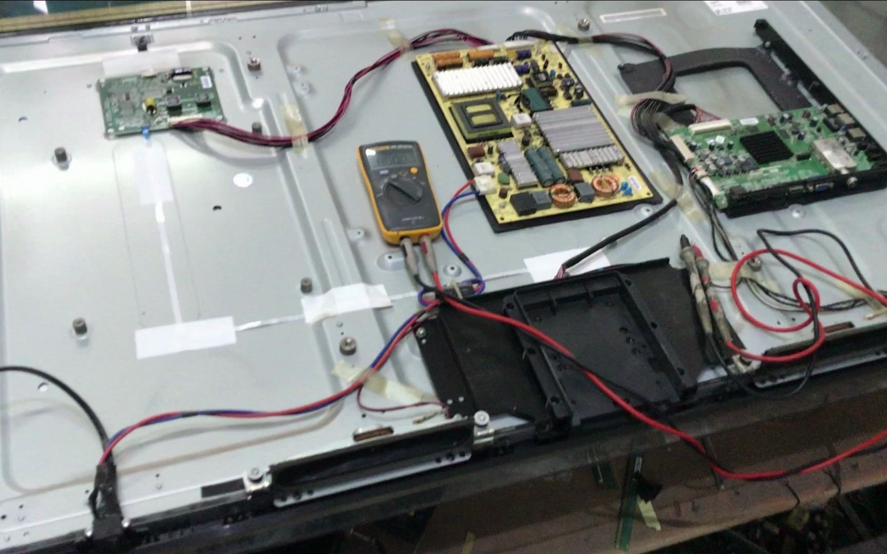 液晶电视不开机,背光不亮,不是程序问题,是虚焊了