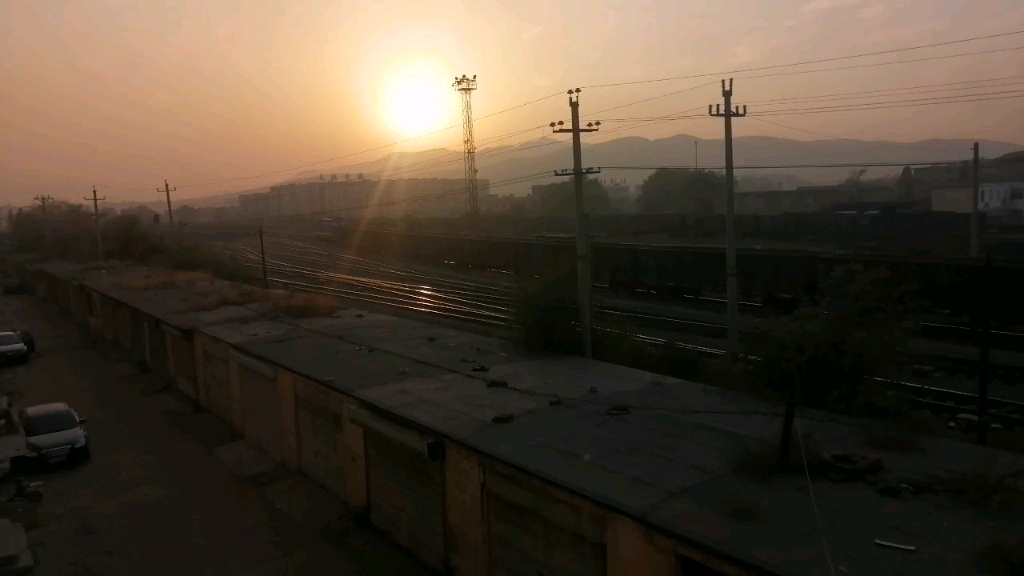 内燃机车HXN3牵引KZ70型石砟漏斗车&KM70型煤炭漏斗车快速通过...