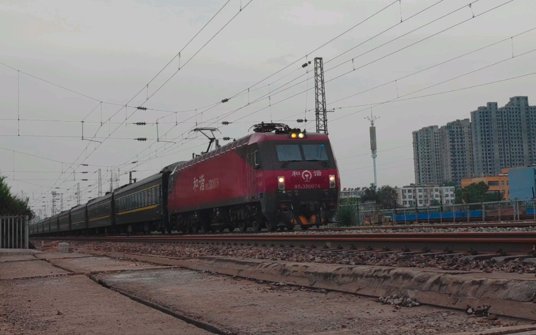 ...HXD3D-0078担当的K22(南宁-北京西)次列车上行通过京广铁路邢台站