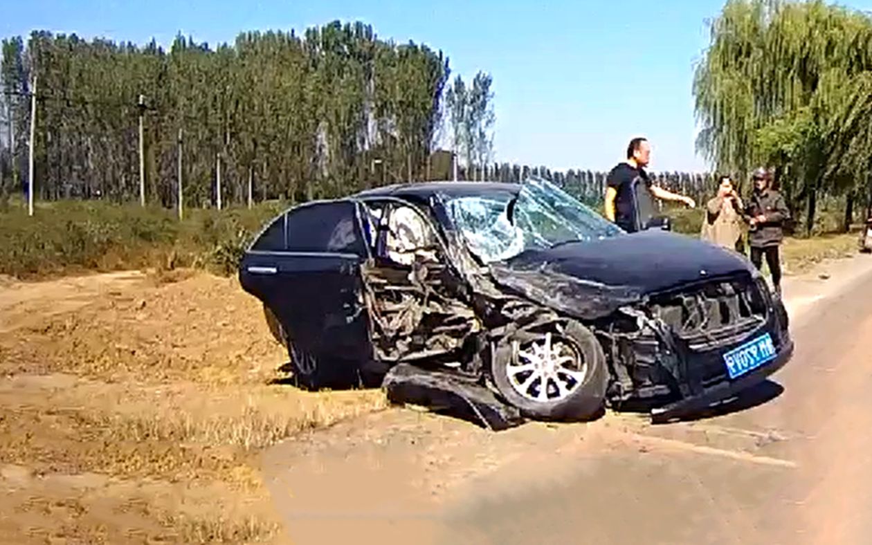 交通事故合集:路口不看路况盲目转弯,不曾想大货车疾驶而来