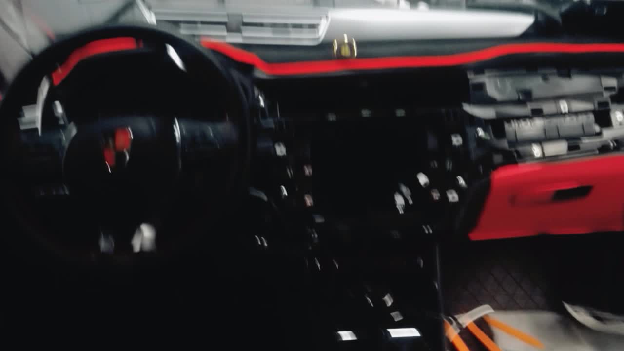 荣威i5手动豪华版。唉中控卡音乐和收音器小毛病太多了才1个月时间...