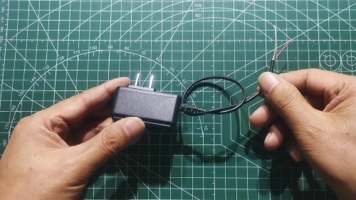 充电器原来不仅仅是充电工具,改造之后竟然还能变身为万用表!