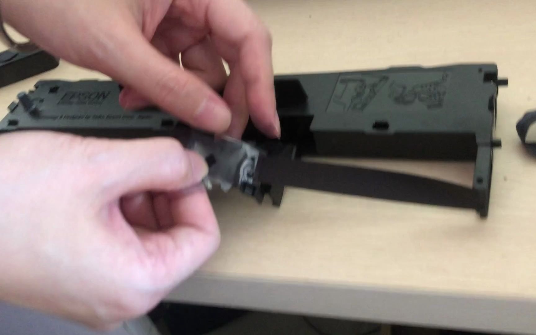 用5分钟介绍如何更换针式打印机的色带