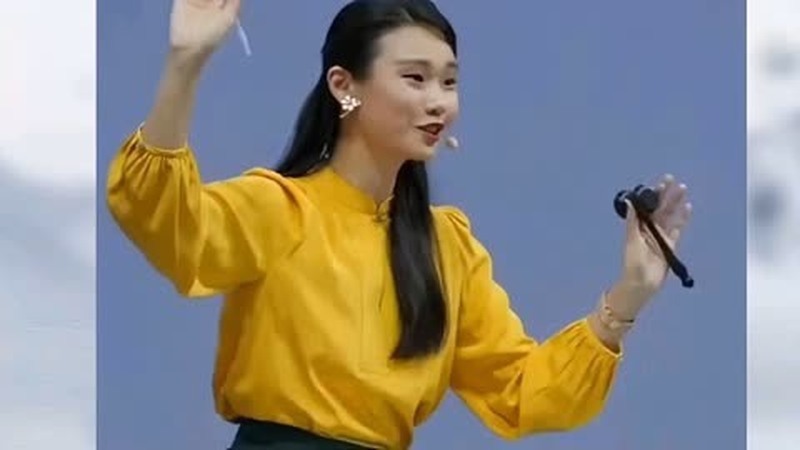 拍卖官只是抬了一下手,百达翡翠手表便以200亿港币成交!