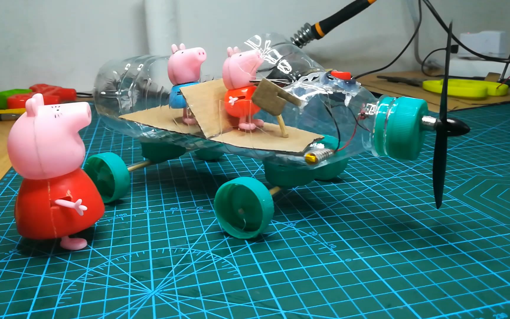 用空心杯小马达做了一个小汽车