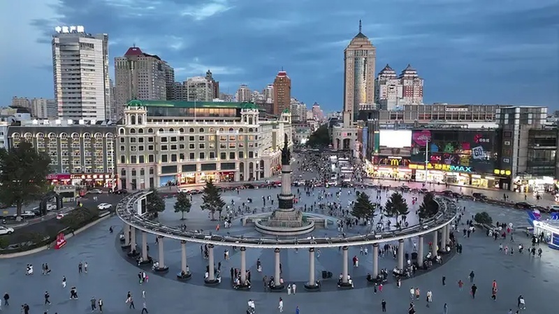 哈尔滨中央大街新景:台阶铺上"地毯"