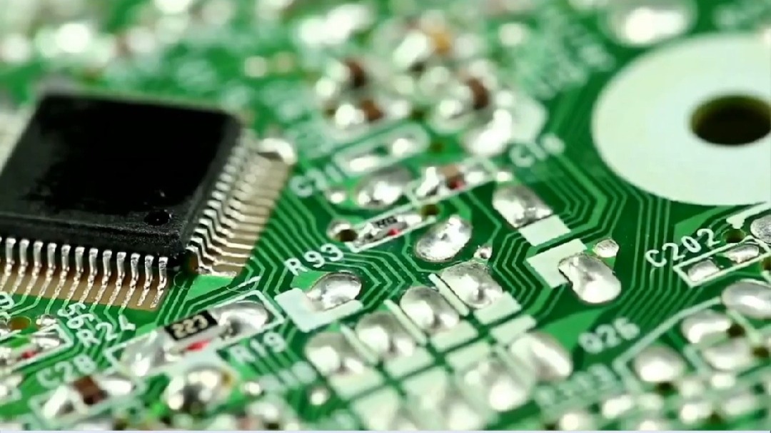 突破瓶颈!中国团队成功研制新型芯片 模拟计算精确度达24位