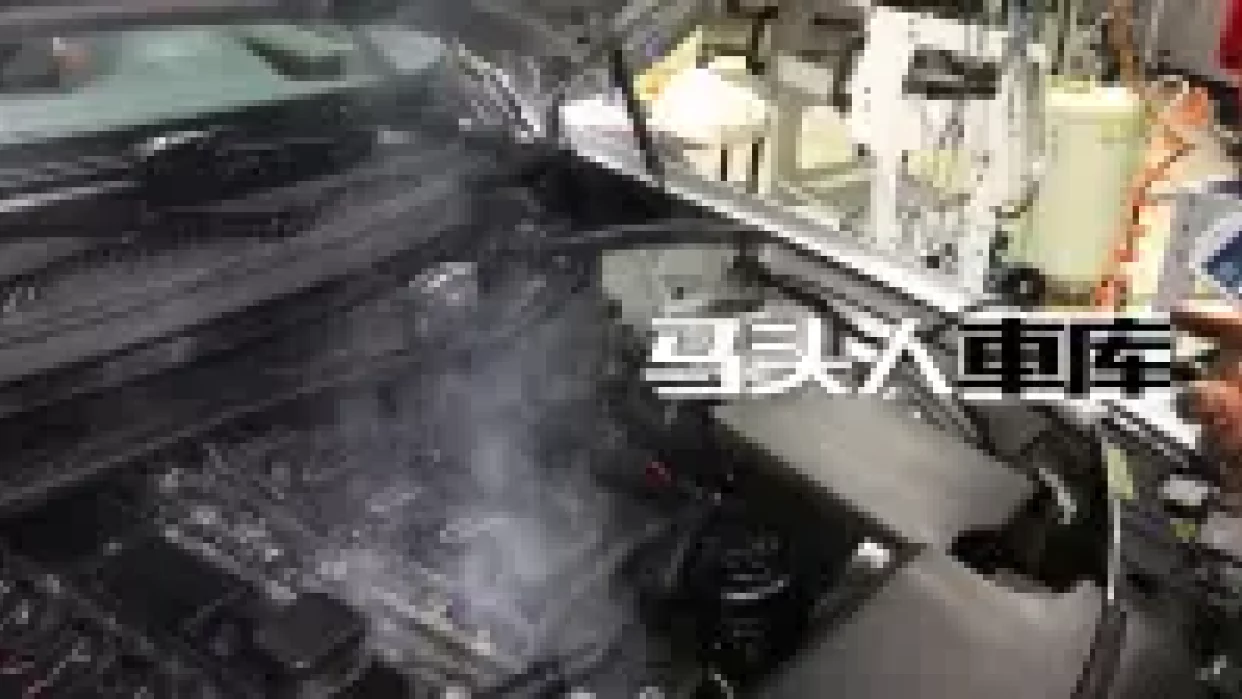 这台宝马X3怎么在冒浓烟? 汽车进气管漏气对发动机到底有哪些危害