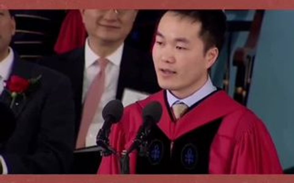 来自湖南农村的何江,首位在哈佛大学毕业典礼演讲的中国学生。他...
