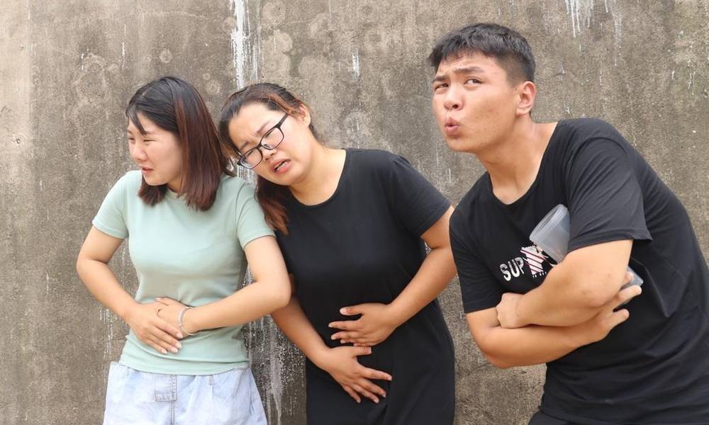 俩美女尿急等厕所,来了个傻子吹口哨,害的美女尿裤子,全场爆笑