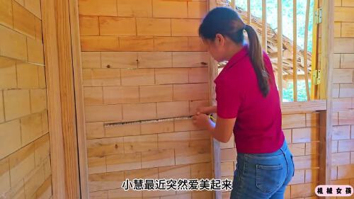 小慧动手为闺房打造一个简单的梳妆台,以后可以美美的化妆了